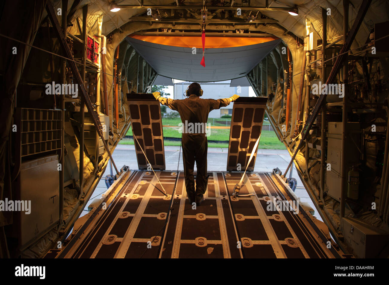 Senior loadmaster hi-res stock photography and images - Alamy