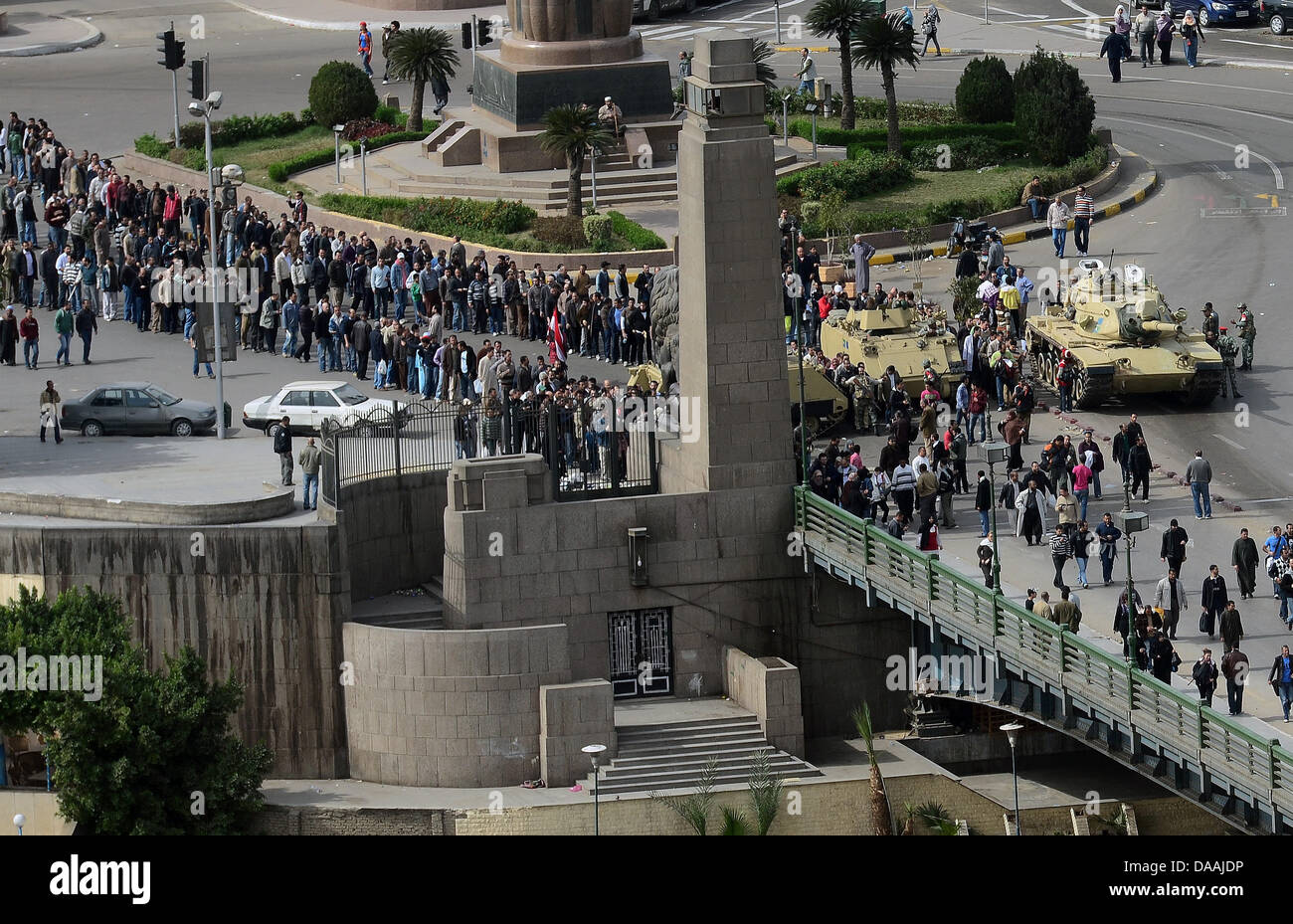 Protestors cross Qasr al-Nil Bridge towards Tahrir Square in Cairo ...