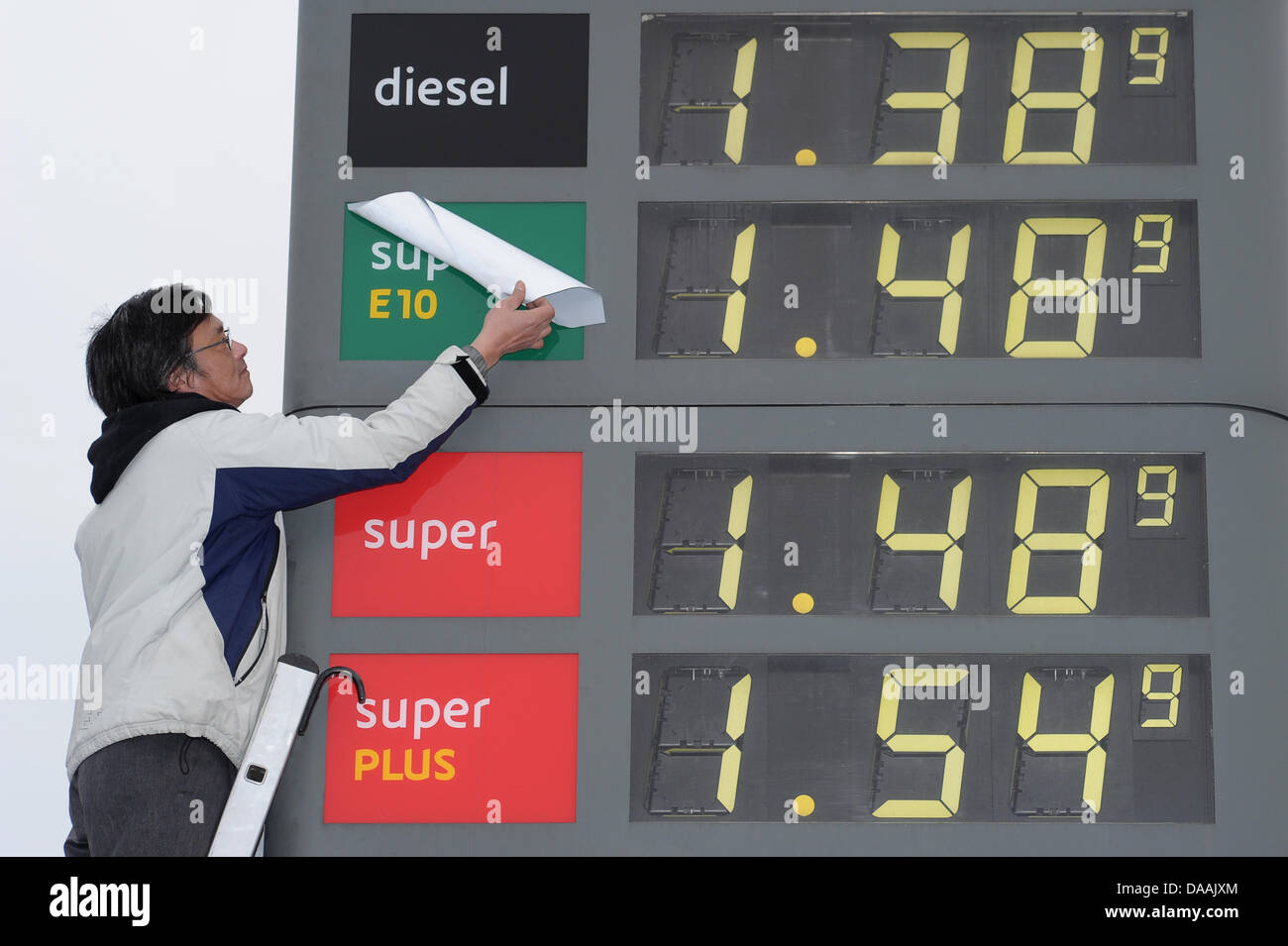 An illustration dated 04 February 2011 shows Tein Dung Nguyen removing ...