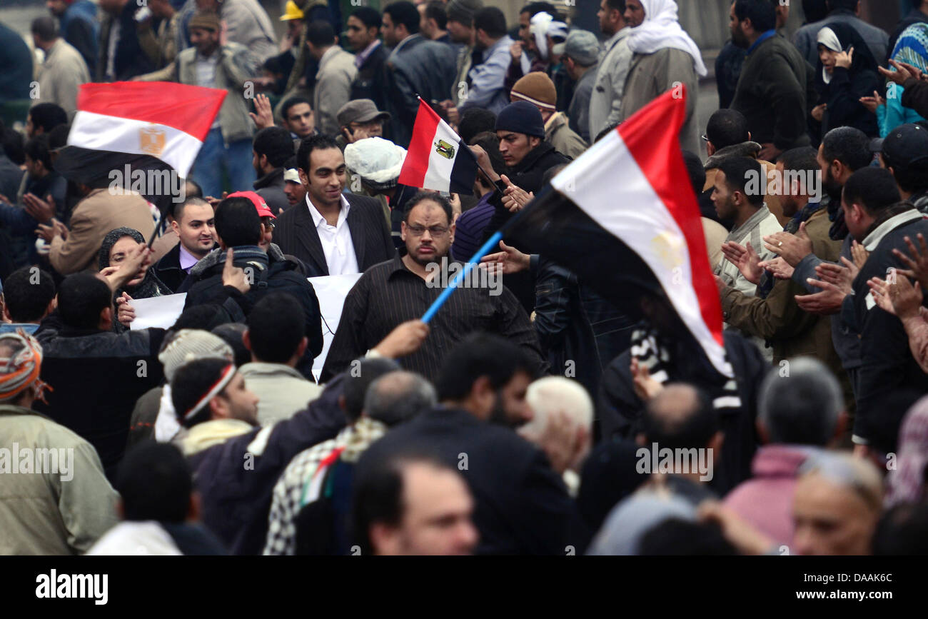 Arrivals walk through a applauding espalier of Egyptian protesters in ...