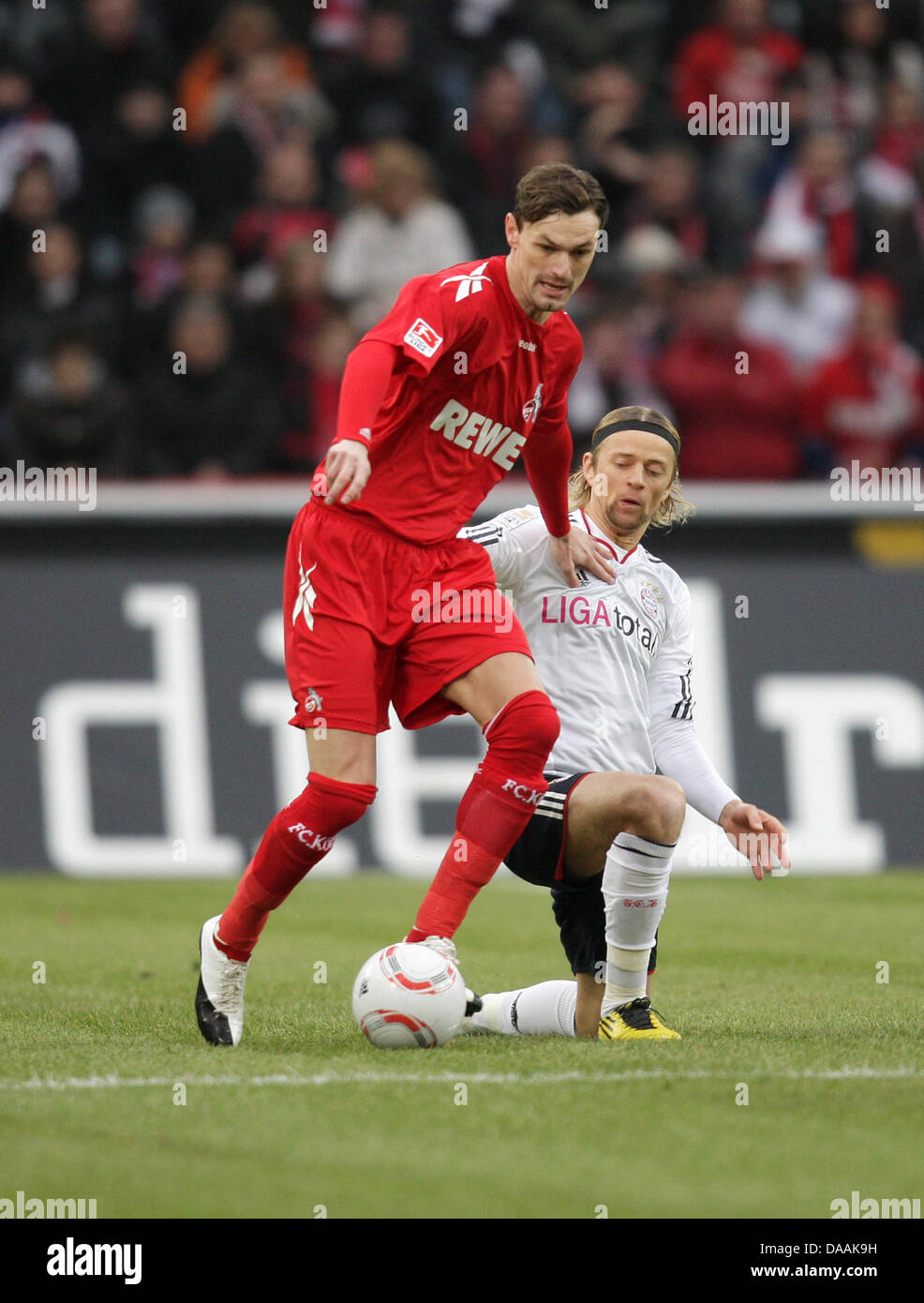 Cologne's Milivoje Novakovic (l) and Munich's Anatoliy Tymoshchuk fight ...