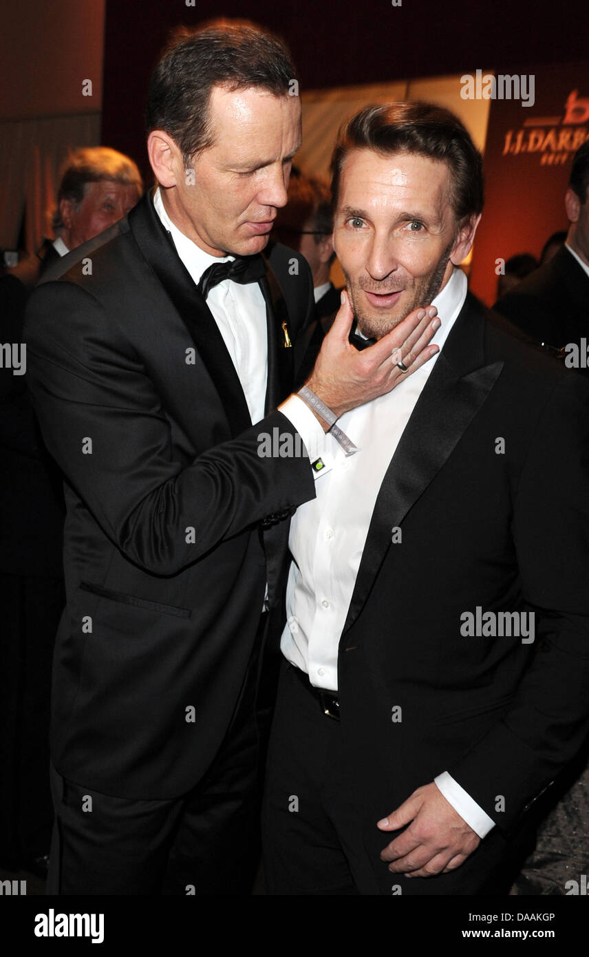 Former German boxer Henry Maske (L) and actor Mark Keller celebrate ...