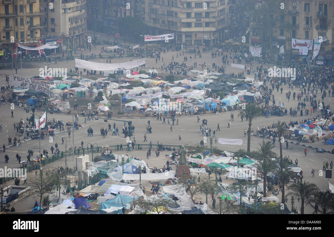Demonstrators persist at Tahrir Square in Cairo, Egypt, 7 February 2011 ...