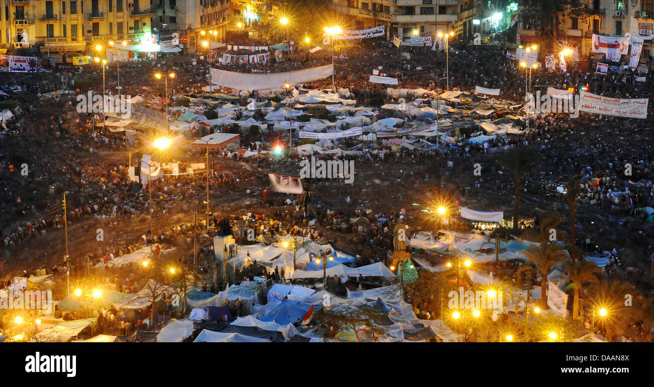 Tens of thousands demonstrate and persist on Tahrir Square in Cairo ...