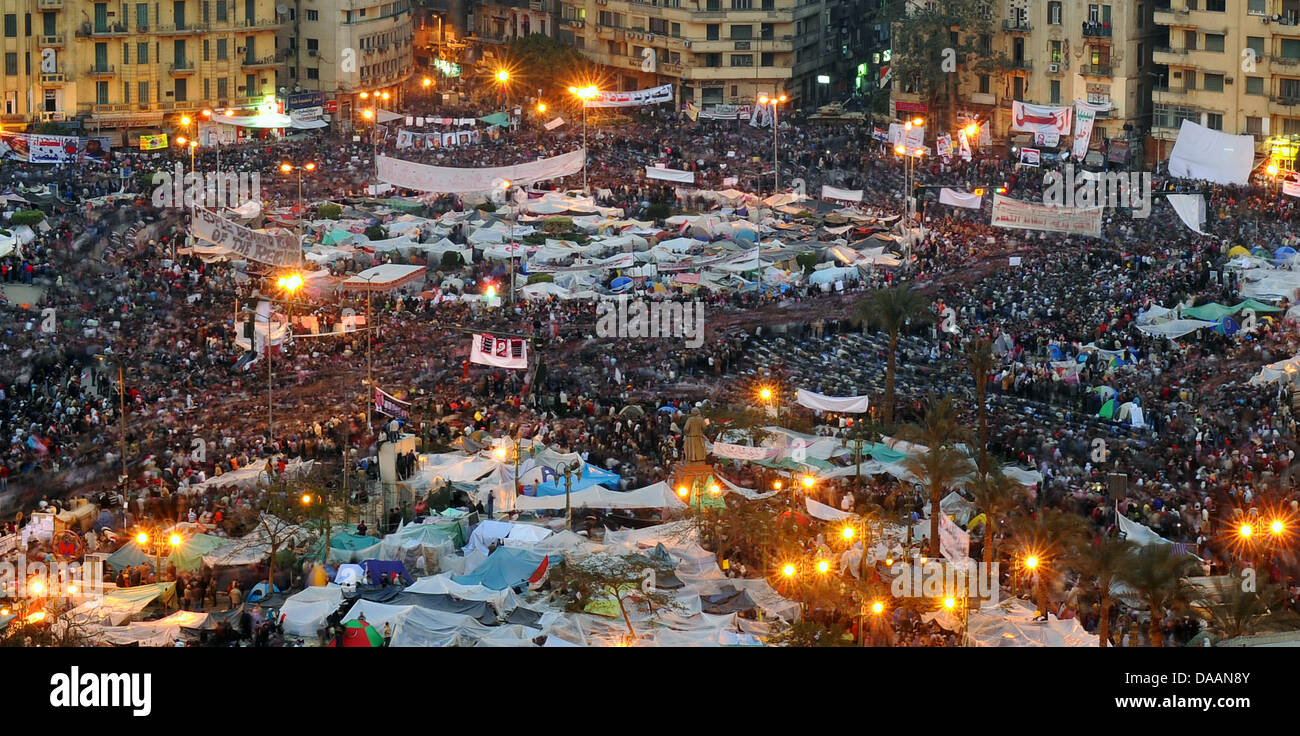 Tens of thousands demonstrate and persist on Tahrir Square in Cairo ...