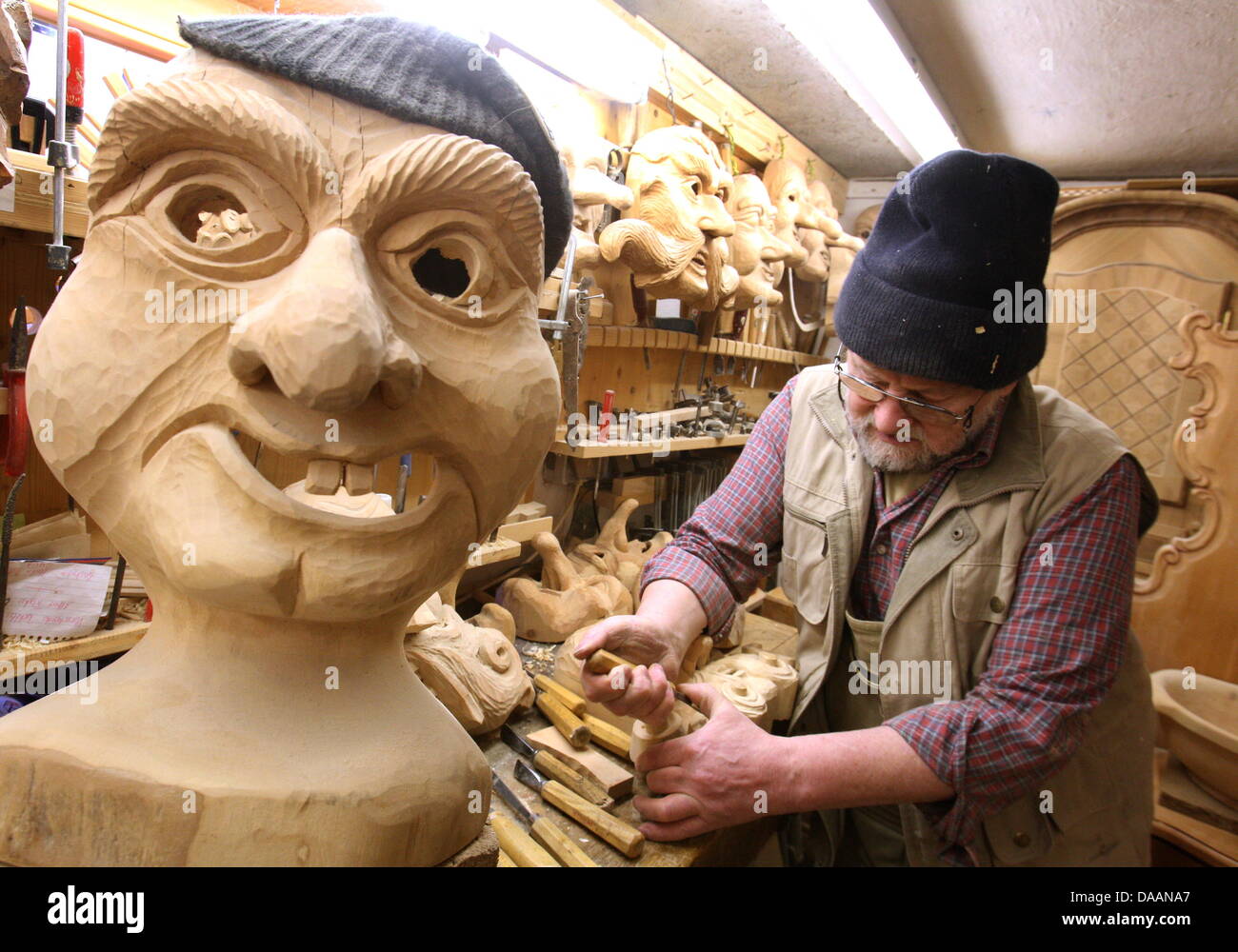 Hermann Obenauer arbeitet in seiner Werkstatt in Oberstdorf (Schwaben ...