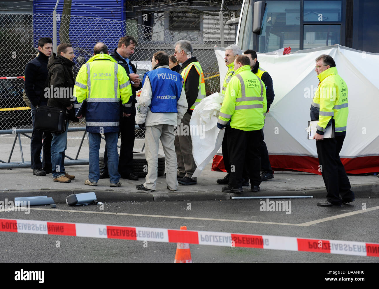 Police officers prepare to remove the corpse of a fatally injured woman ...