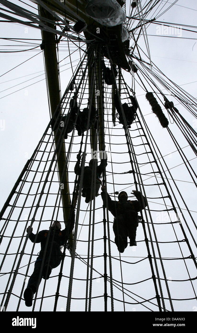 (file) - A dpa file picture dates 21 March 2007 shows sailors in the ...