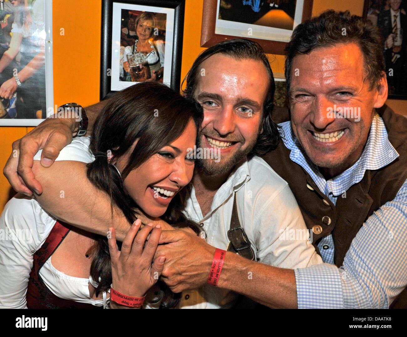 Actress Simone Thomalla (L-R), her partner and handball professional ...