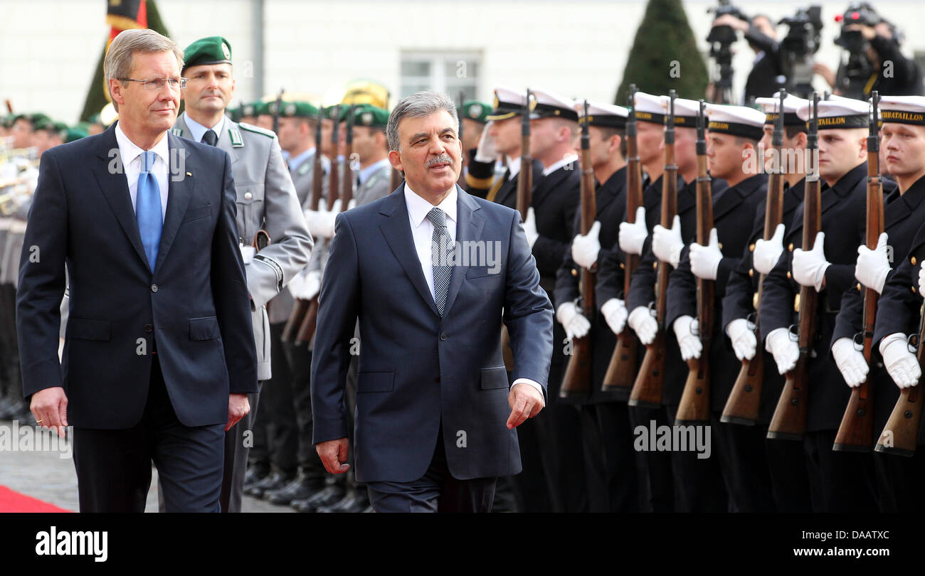 German President Christian Wulff (L) receives Turkish President ...