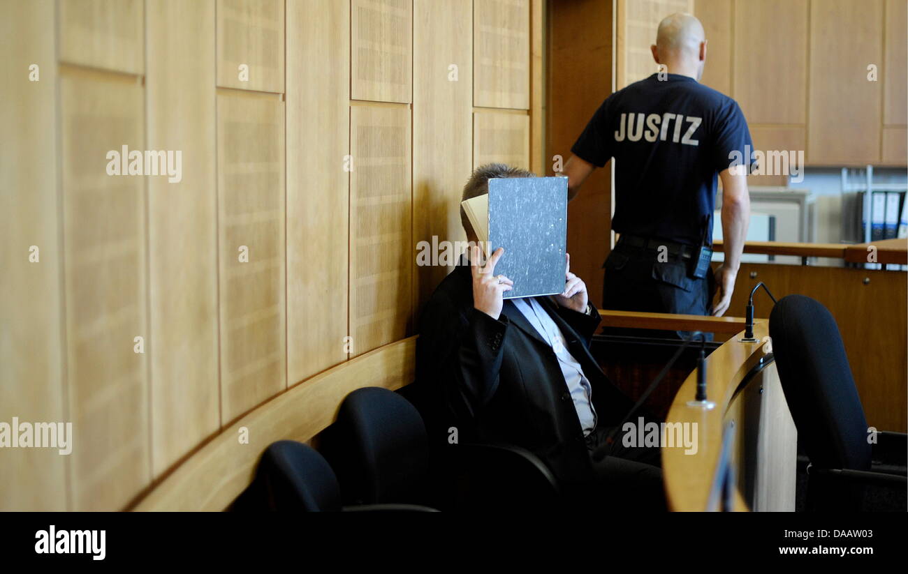 Der wegen Mordes an dem zehnjaehrigen Mirco angeklagten Olaf H. (vorne ...