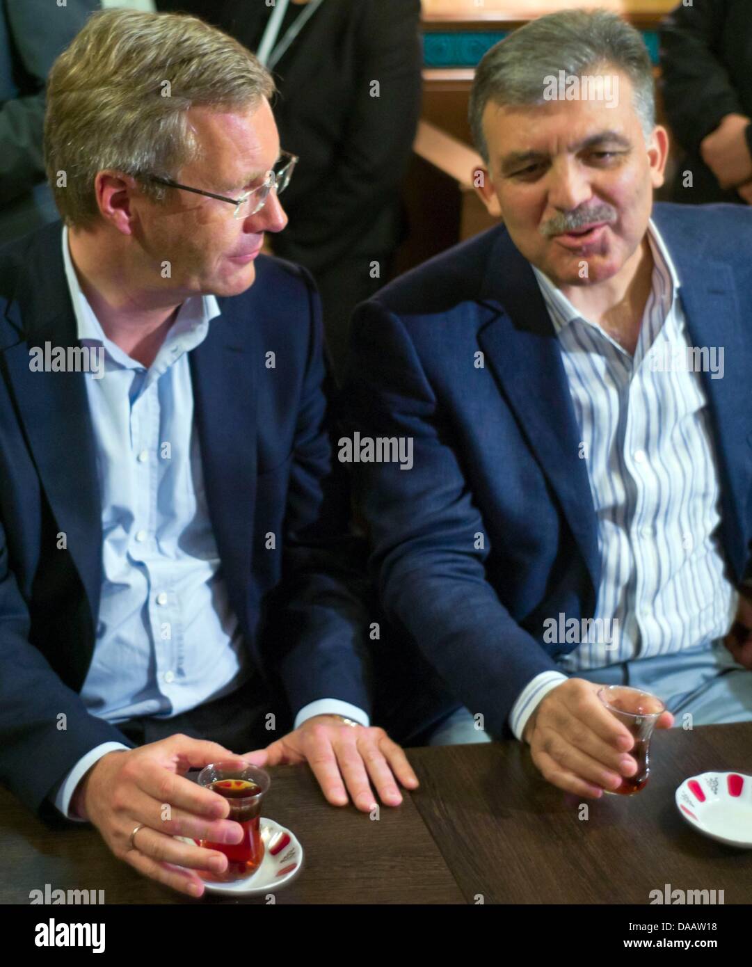 German President Christian Wulff (L) and Turkish President Abdullah Gul ...