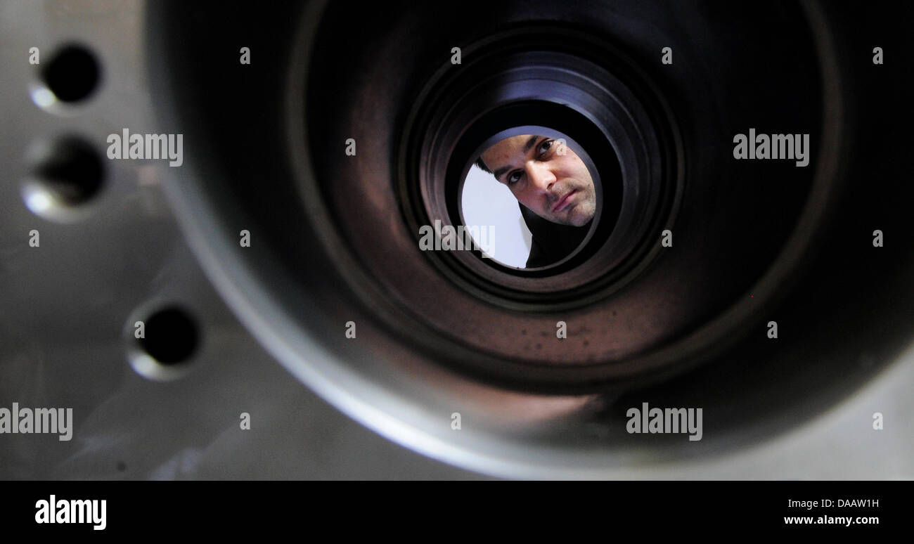 A man looks through a Heller workpiece at the EMO trade fair in Hanover ...
