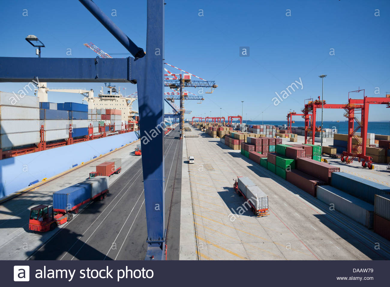 Semi Container Ship Stock Photos & Semi Container Ship Stock Images - Alamy