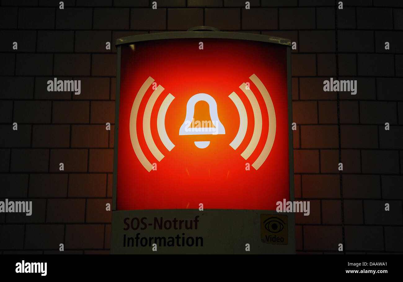 A SOS telephone pictured at subway station "Kaiserdamm" in Berlin ...