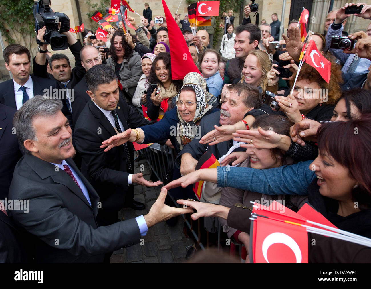 Turkish President Abdullah Gul (L) welcomes spectators in Osnabrueck ...