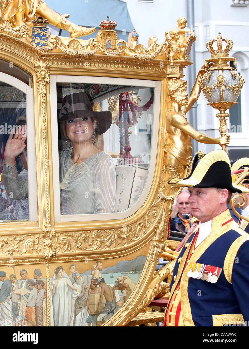 Crown Princess Maxima waves out of a golden carriage on Prinsjesdag ...