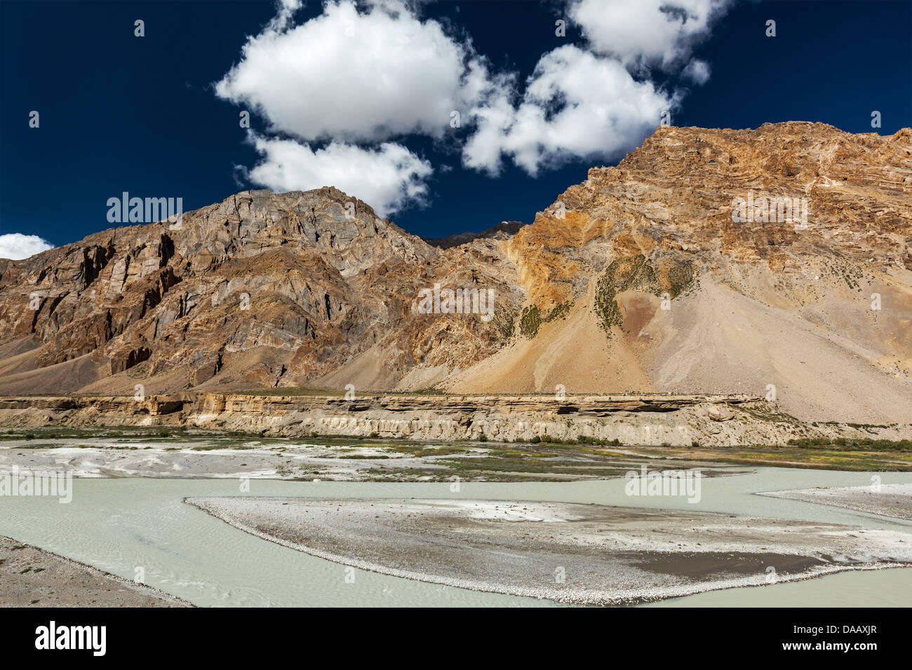 Himalayan mountain pass near hi-res stock photography and images - Alamy