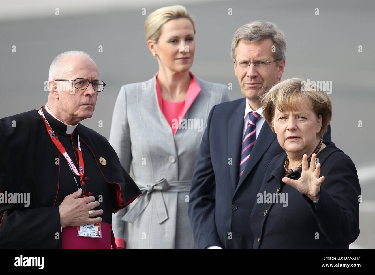 German Chancellor Angela Merkel (r), German President Christian Wulff ...