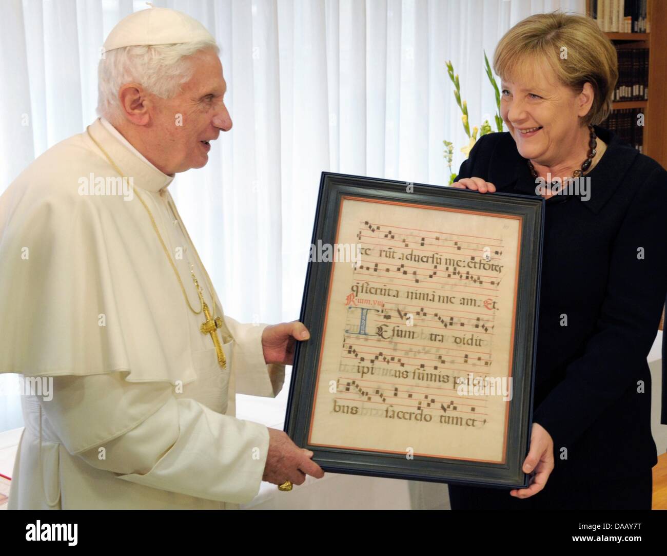 Pope Benedict XVI, German Chancellor Angela Merkel (M) and her husband ...