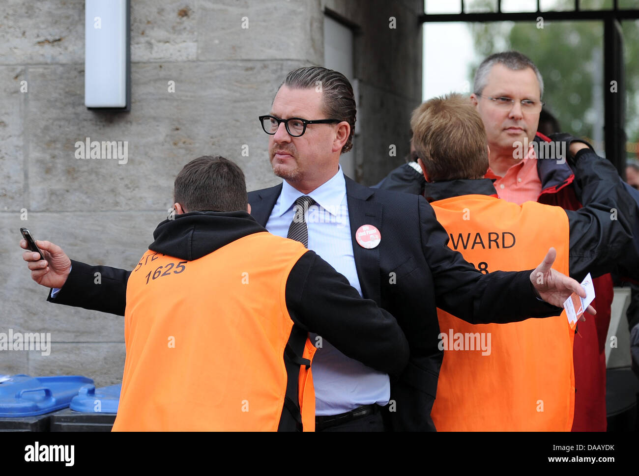 Chief editor of German paper "Bildzeitung", Kai Diekmann, (C) arrives ...