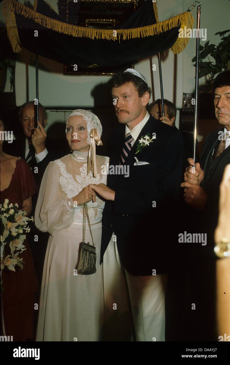 CAROLYN JONES Peter Bailey-Britton wedding 1982.e5876.Supplied by ...