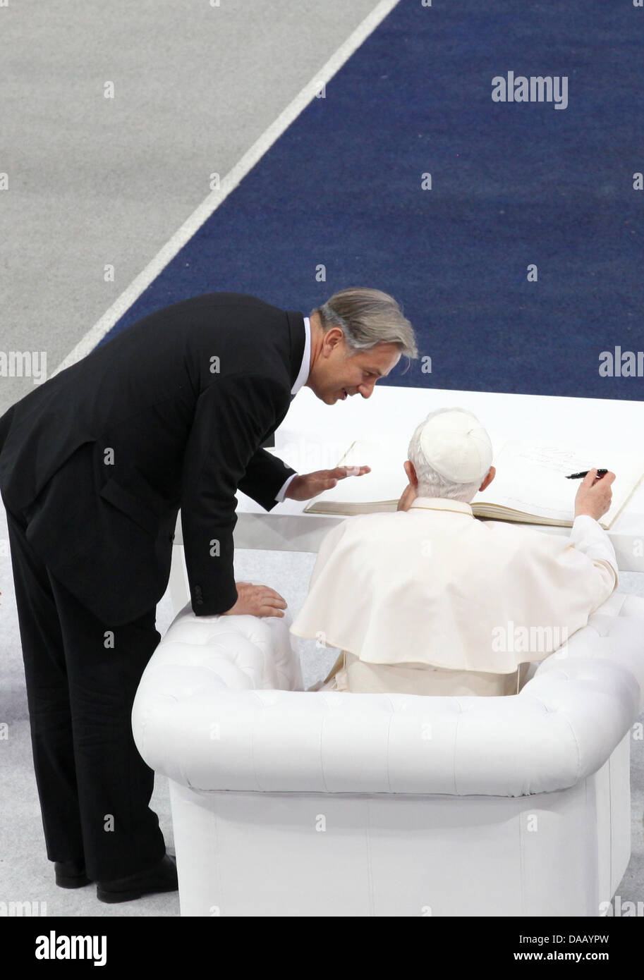 The mayor of Berlin, Klaus Wowereit (L) and Pope Benedict XVI at the ...