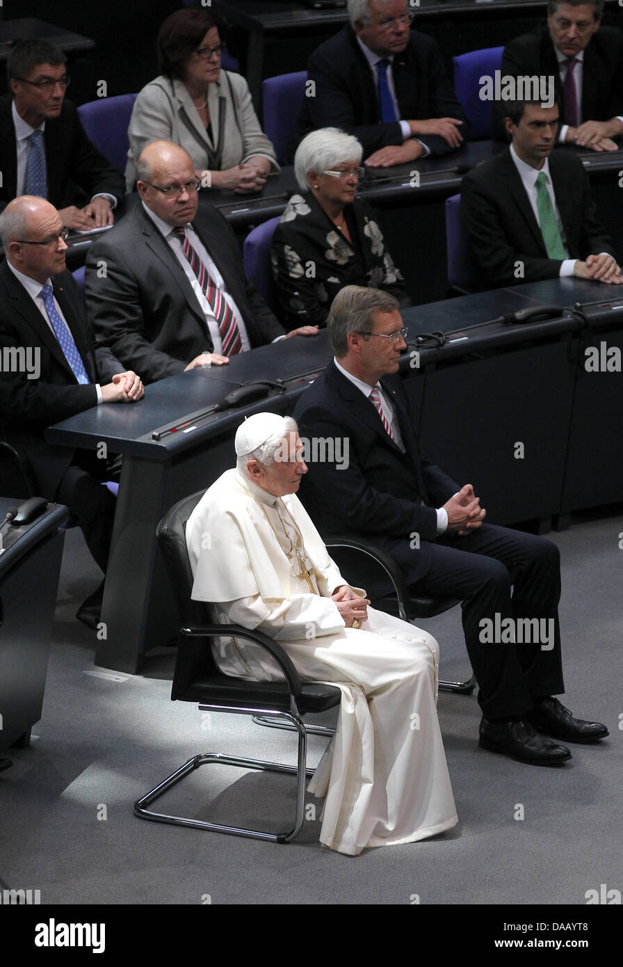 Pope Benedict XVI (C) and german president Christian Wulff are sitting ...
