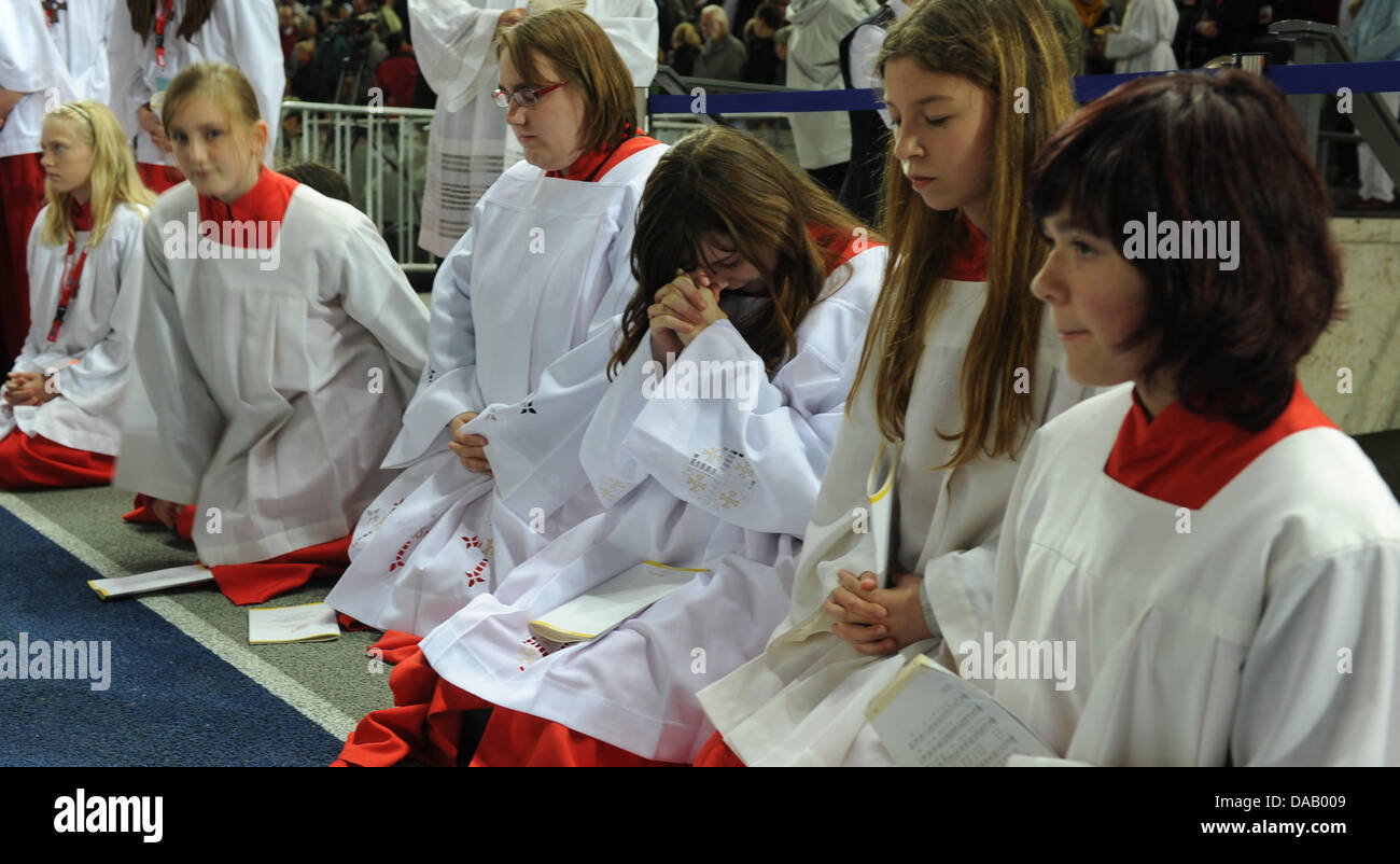 Altar girls pray during Pope Benedict XVI celebrates mass at the ...