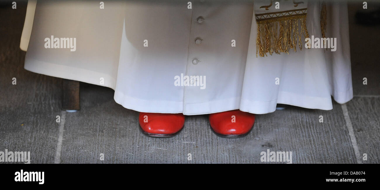The shoes of Pope Benedict XVI are seen as he signs the Golden Book of ...
