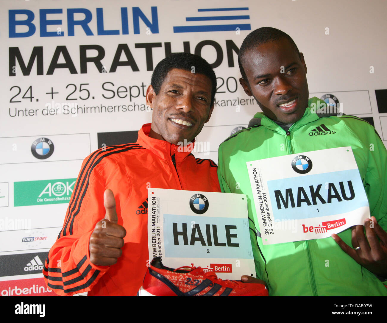 Ethiopian marathon athlete Haile Gebrselassie (l) and Patrick Makau ...