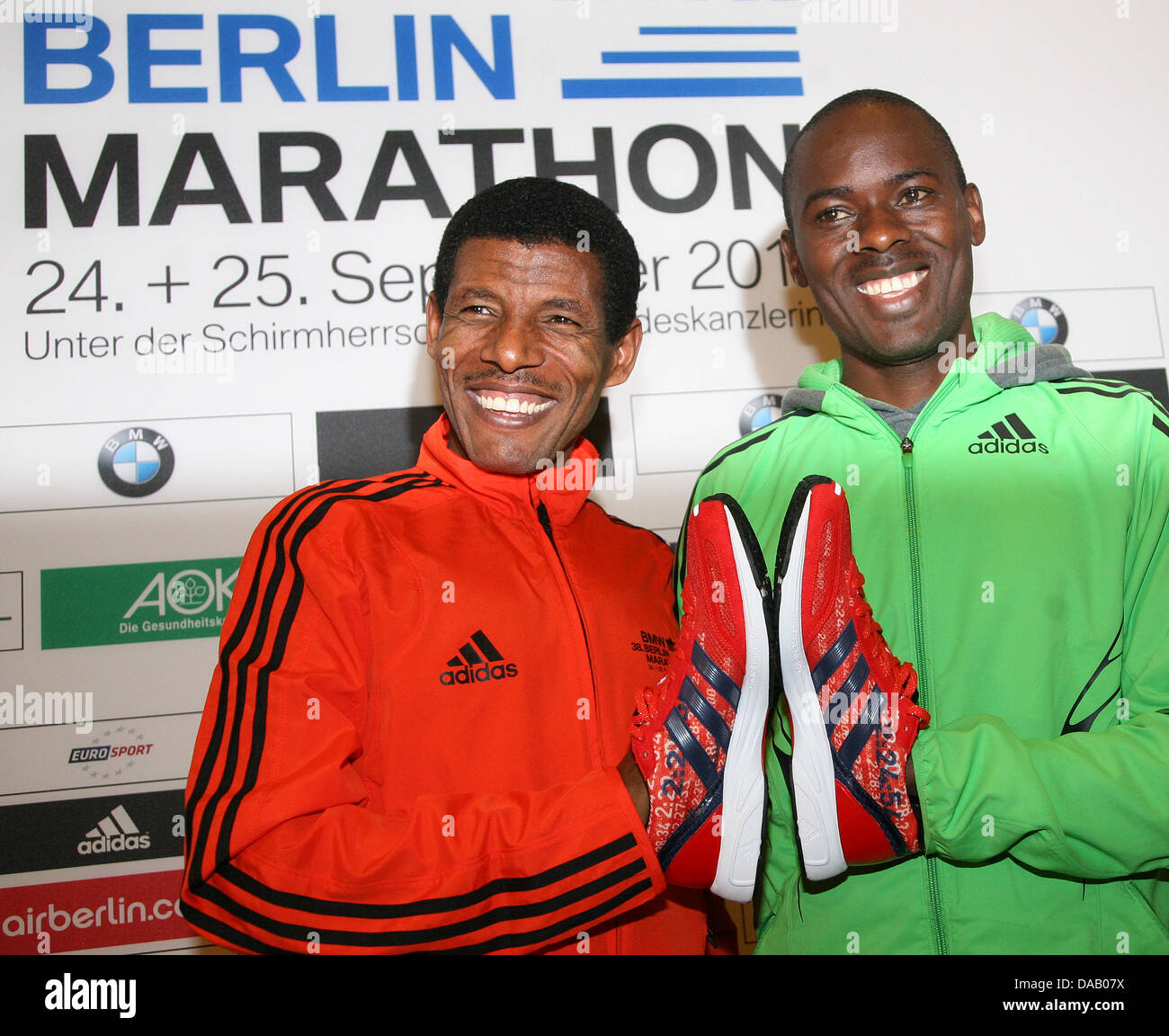 Ethiopian marathon athlete Haile Gebrselassie (l) and Patrick Makau ...
