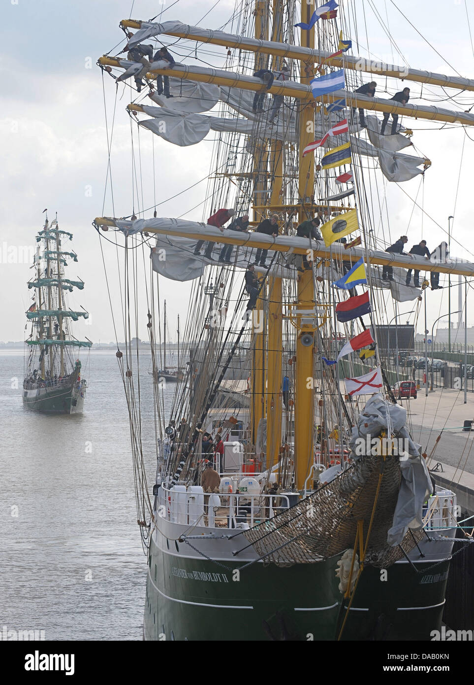 The old three-mast barque "Alexander von Humboldt" (behind) arrives ...