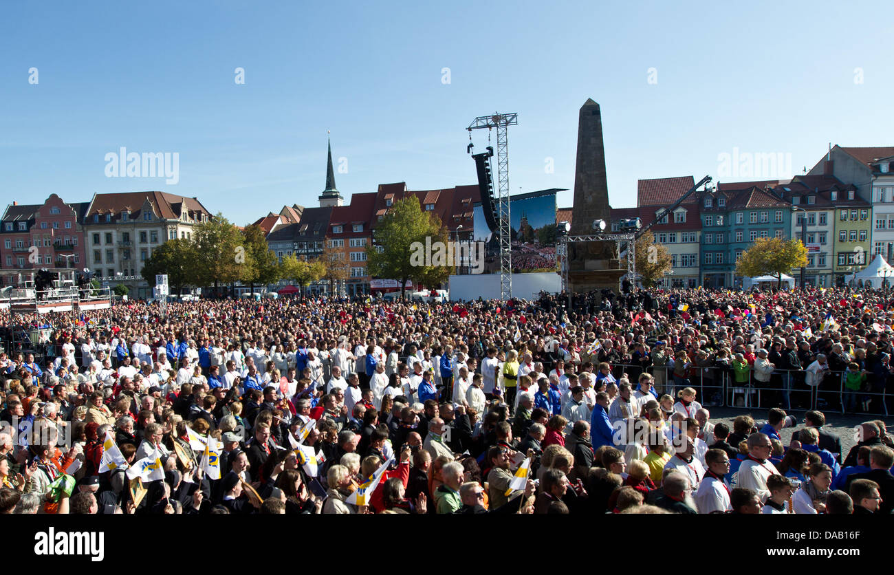 The crowd of belivers during a mass celebrated by Pope Benedict XVI in ...