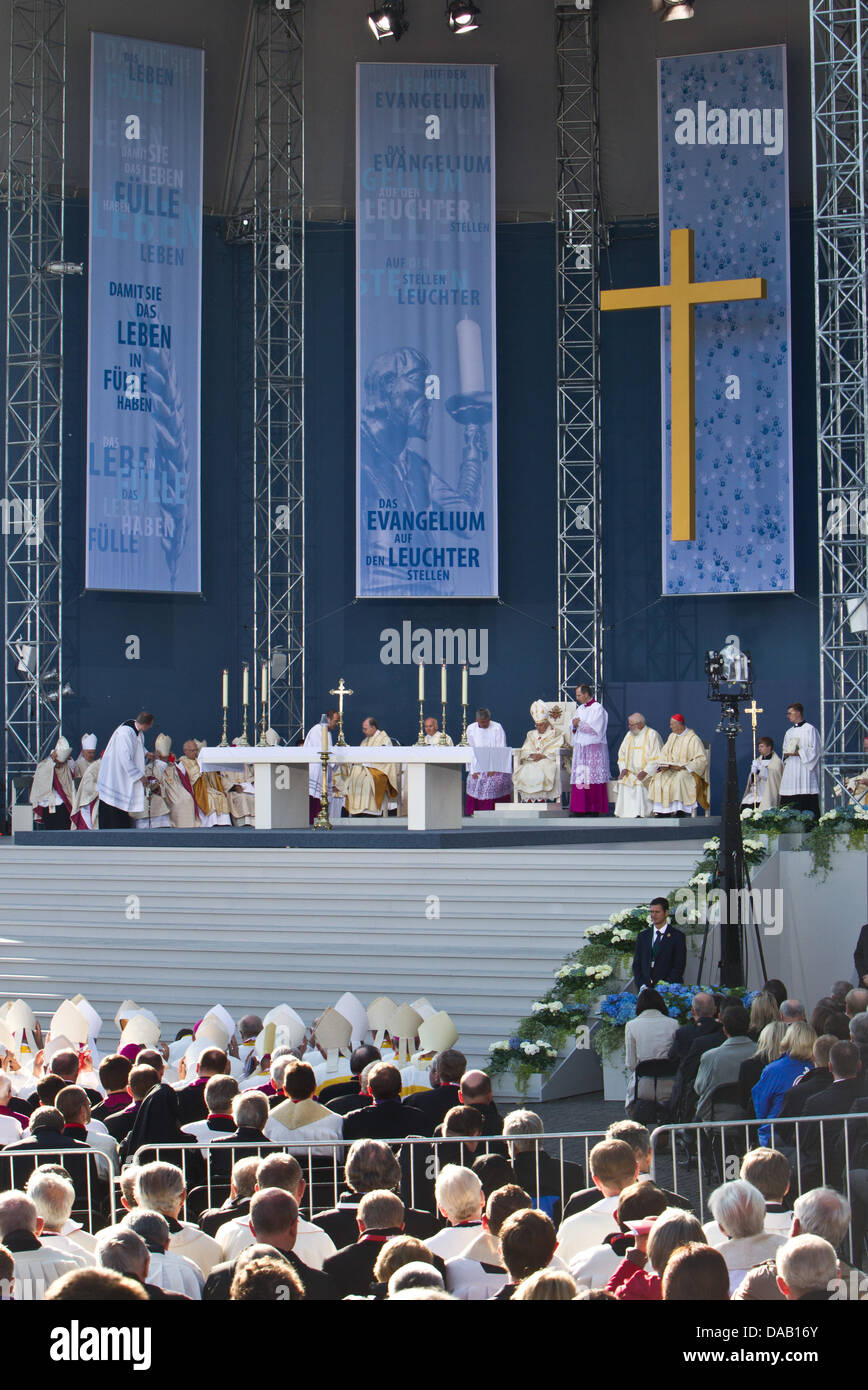 Pope Benedict XVI (C) celebrates a mass at the Cathedral Square in ...
