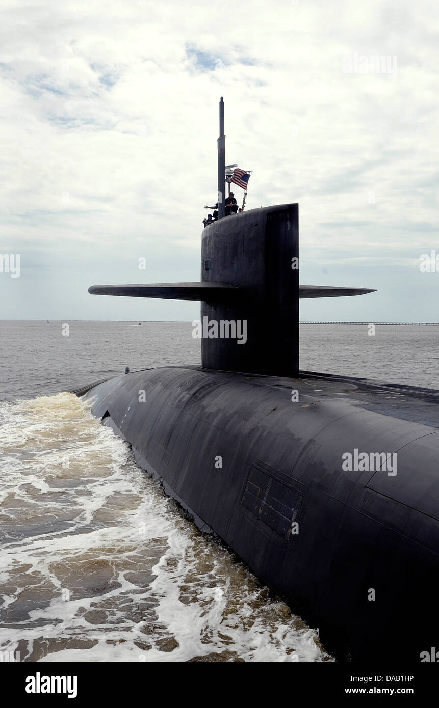 The Ohio-class ballistic missile submarine USS Tennessee (SSBN 734 ...