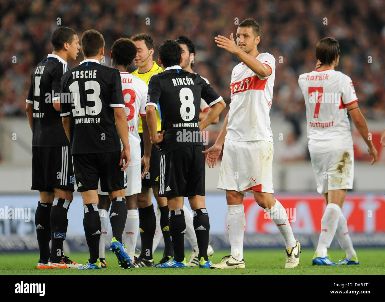 Soccer players argue referee hi-res stock photography and images - Alamy