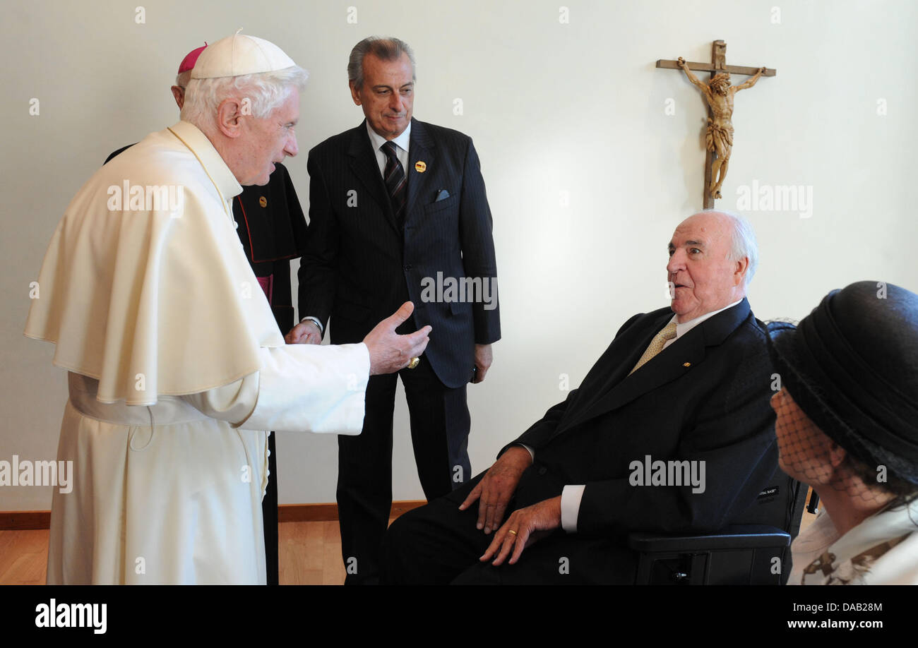 Pope Benedikt XVI (L) meets the former chancellor of germany, Helmut ...