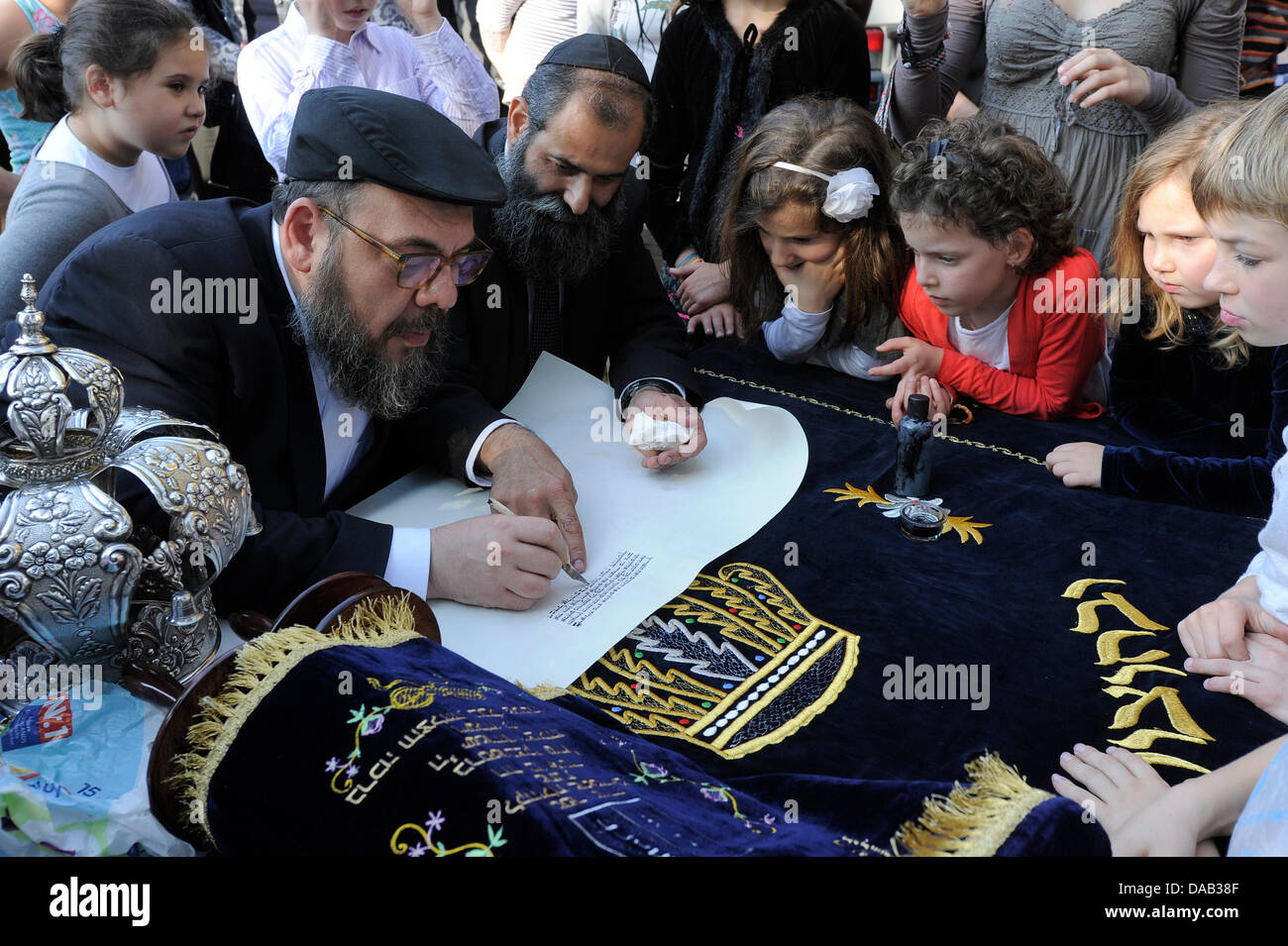 By writing the last letters a Thora roll is inaugursted in Potsdam ...
