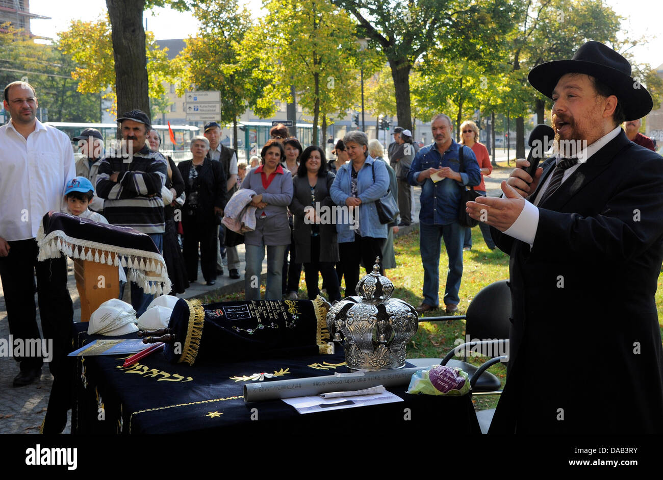 Rabbi Nachum Pressman speaks during the inauguration of a Thora roll in ...