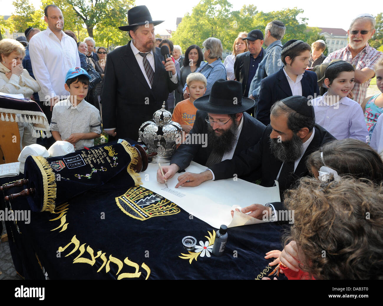 By writing the last letters a Thora roll is inaugursted in Potsdam ...