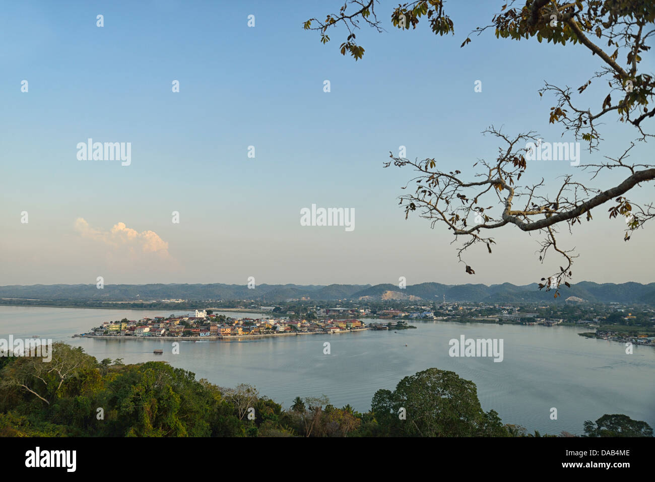 Central America, Guatemala, Peten, Mundo Maya, maya, Lago Petén Itzá ...