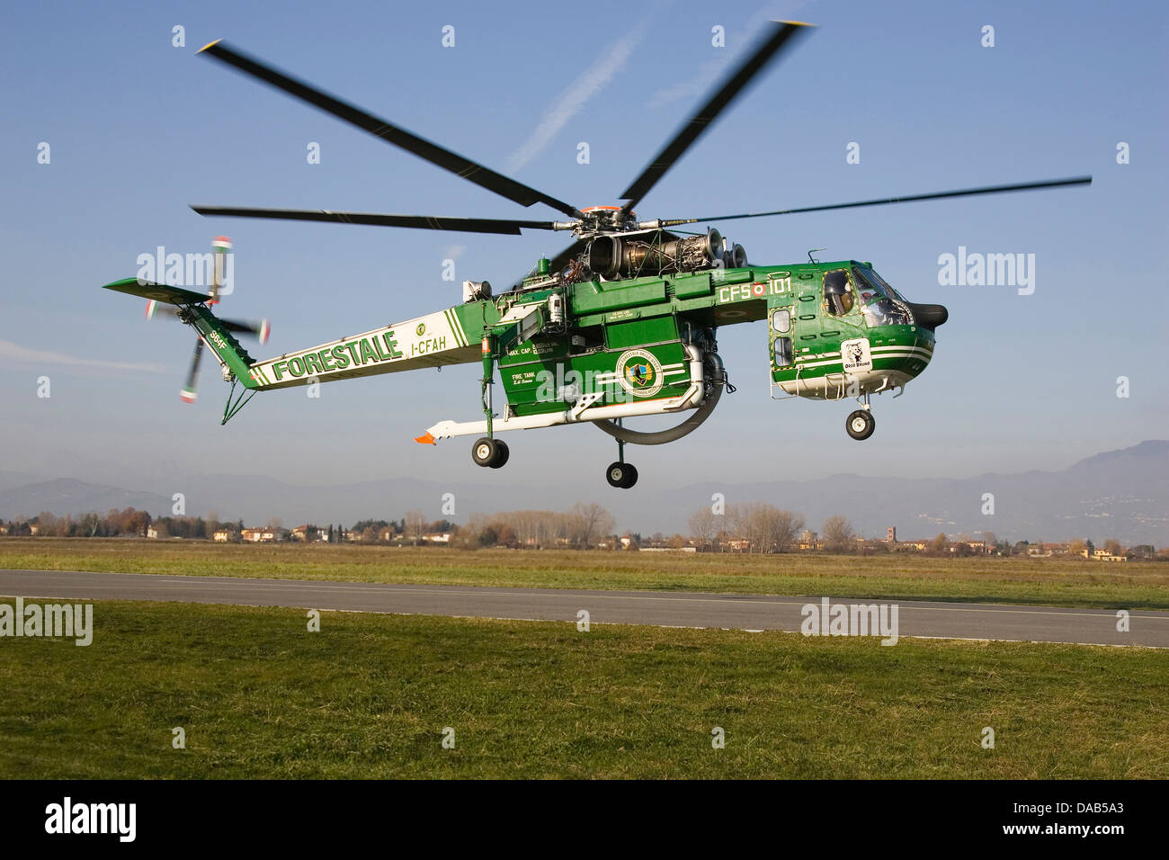 Aerial fire fighting italy hi-res stock photography and images - Alamy