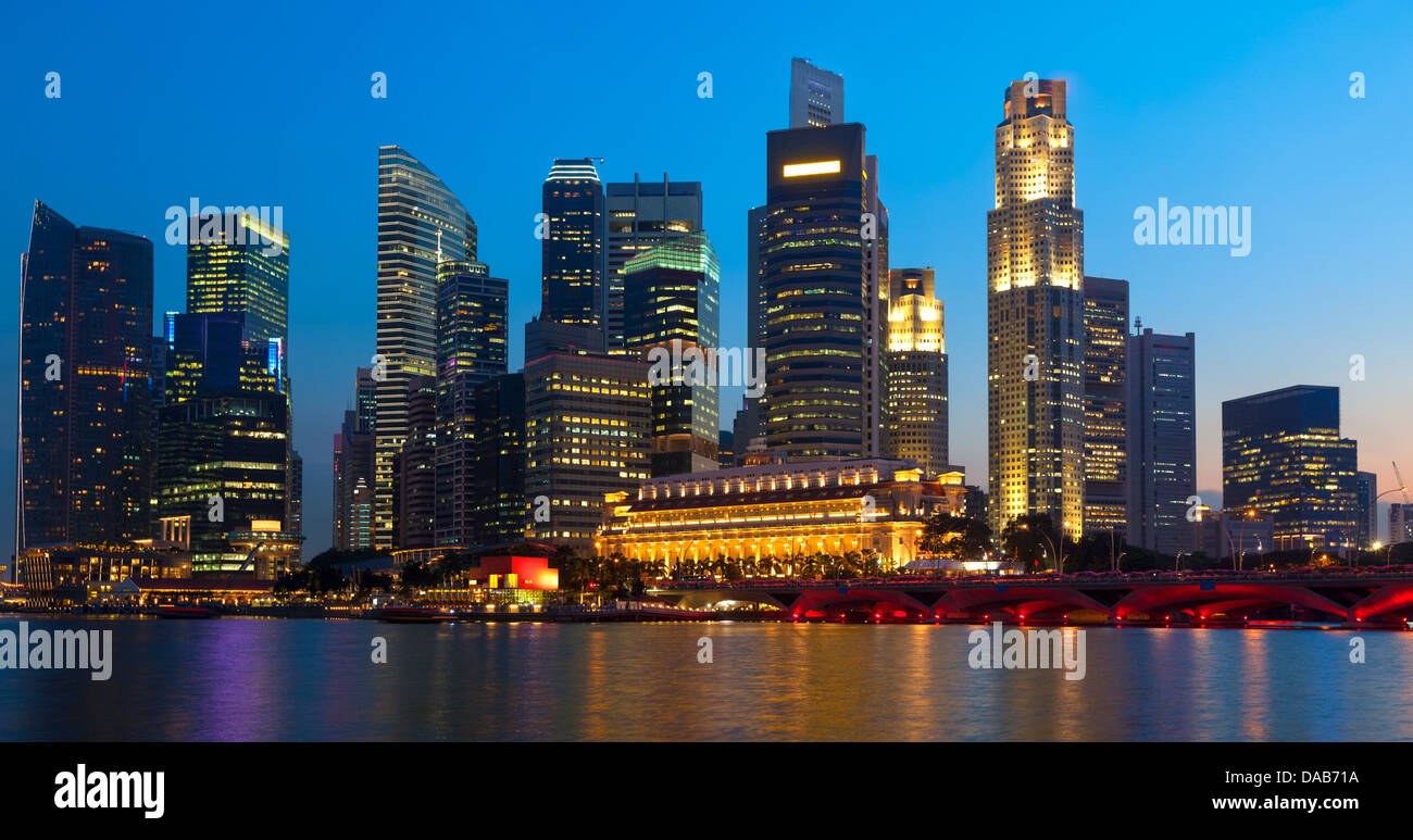 Panorama of Singapore downtown skyling in evening Stock Photo - Alamy