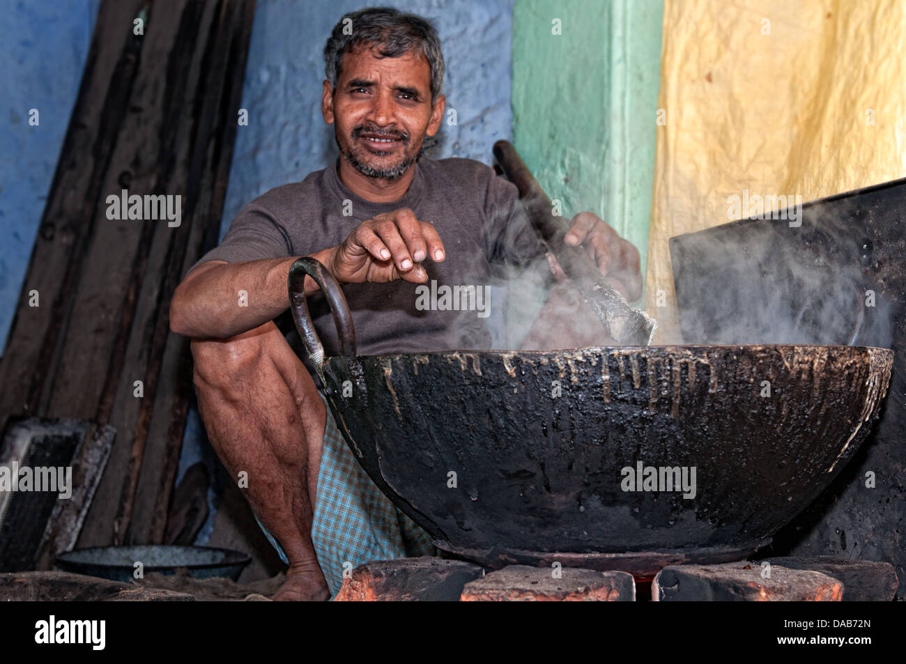 Man cooking varanasi hi-res stock photography and images - Alamy