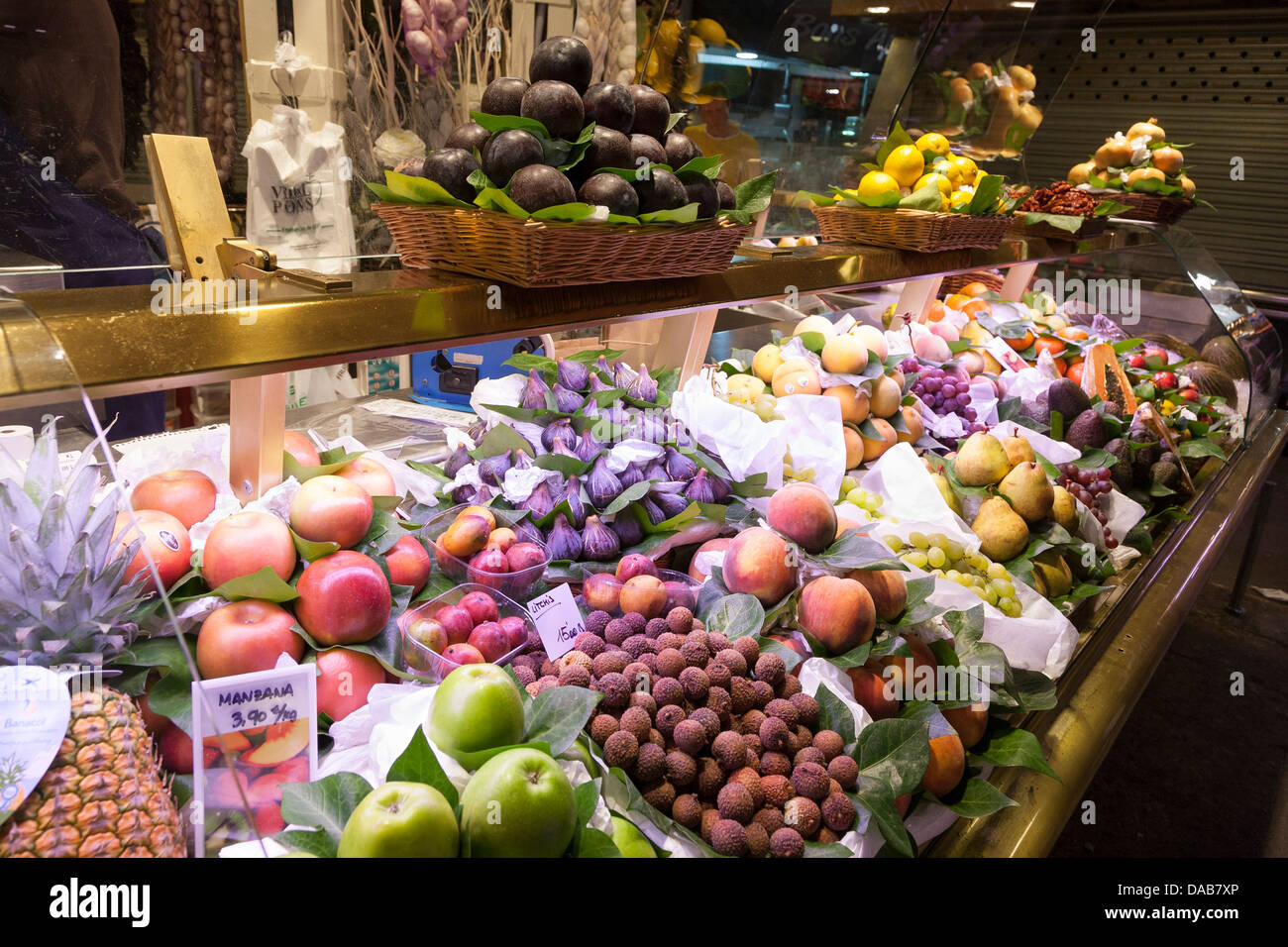 Province barcelona mercat market hi-res stock photography and images ...