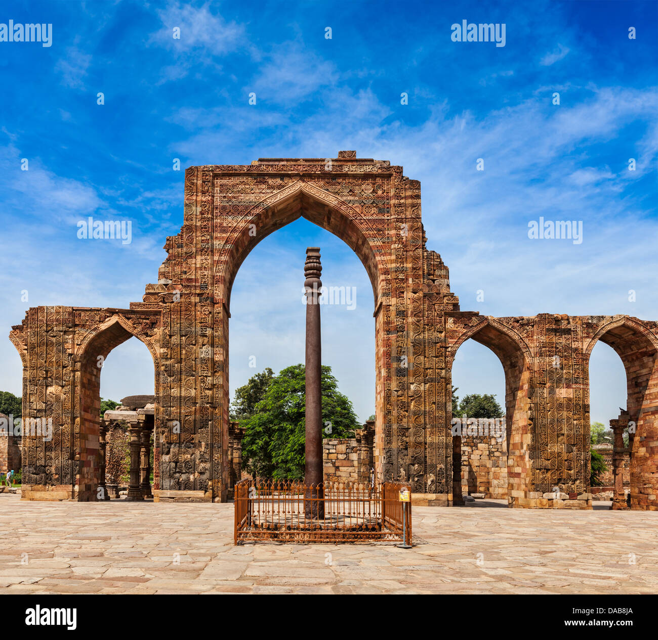 Iron pillar in Qutub complex - metallurgical curiosity. Qutub Complex ...