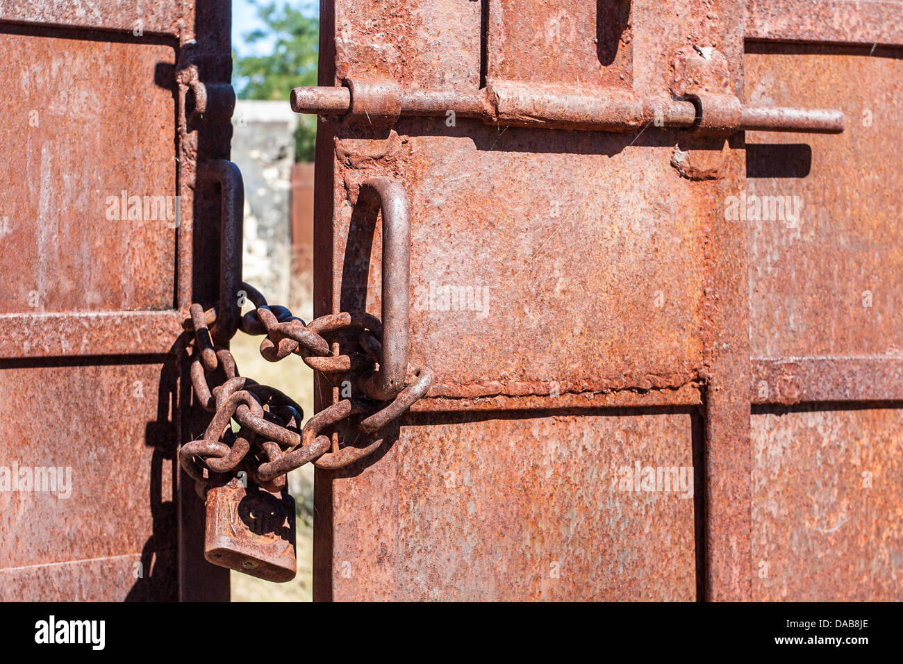 Chained up fence gate padlock hi-res stock photography and images - Alamy