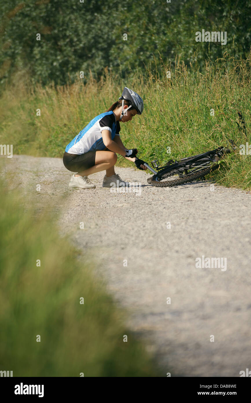 Flat tire woman hi-res stock photography and images - Alamy