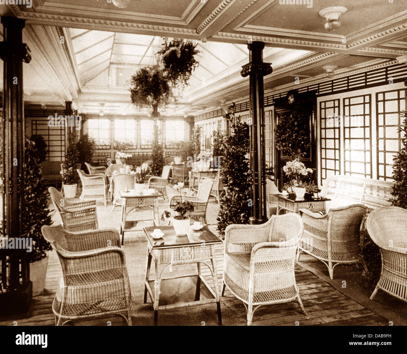 1900s cafe hi-res stock photography and images - Alamy